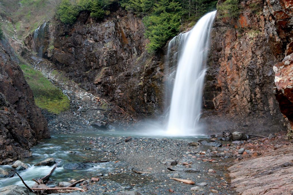 17 amazing waterfalls you can explore near Seattle this summer