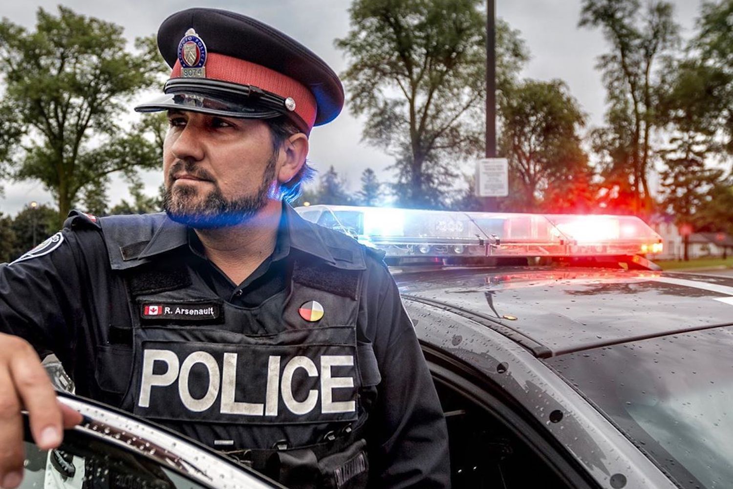 This Twitter-famous police officer is the most wholesome person in the ...