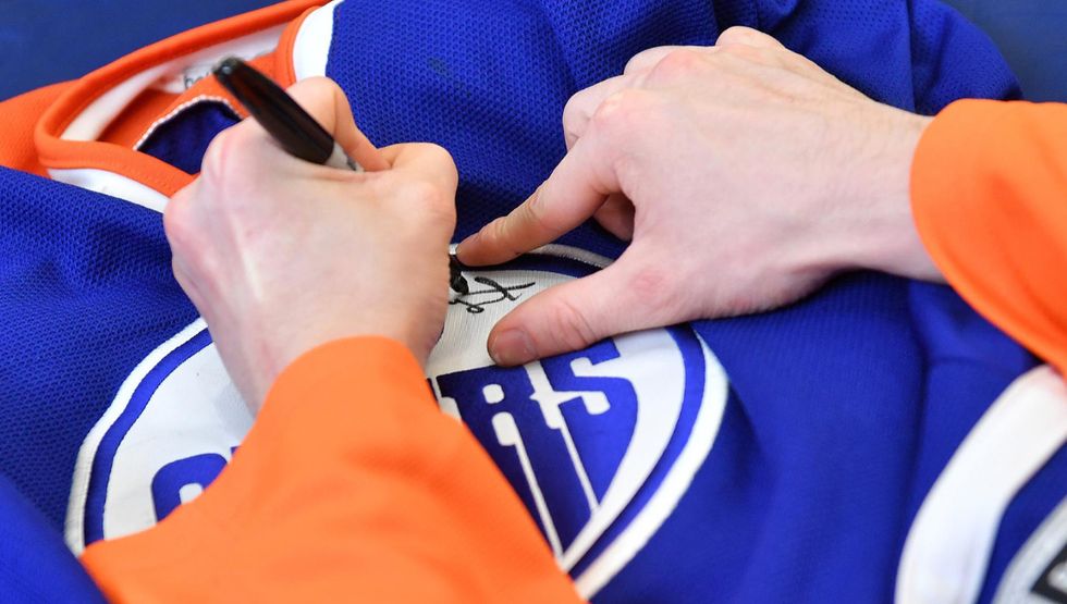 The Edmonton Oilers will be holding a FREE autograph session