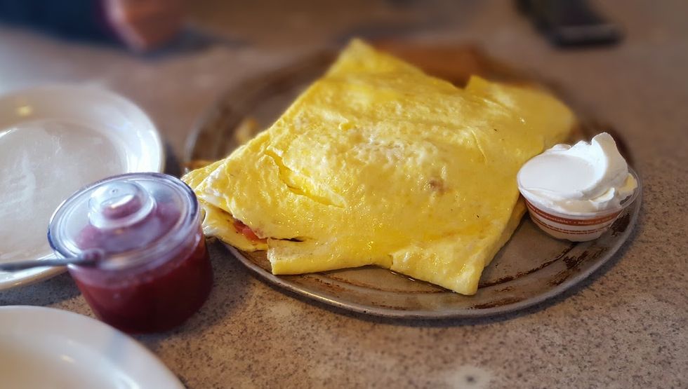 Iconic spot Beth's Cafe reopens in Seattle