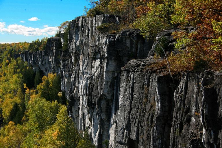 Ontario trail leads to dramatic 70 metre cliffs & breathtaking views