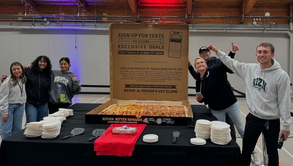 World’s largest deliverable pizza at Big Mama’s & Papa’s Pizzeria