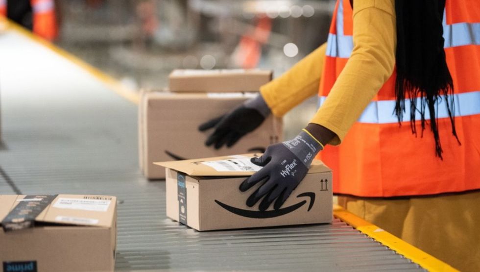 Amazon is hiring 250,000 people across the U.S. for the holidays