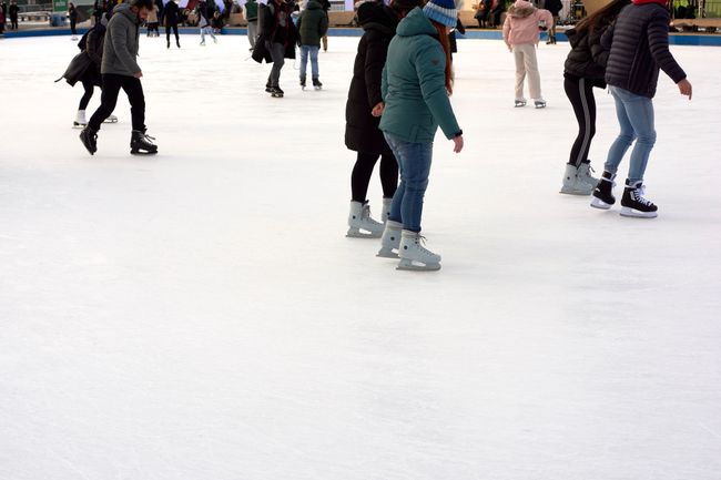 When will Toronto's outdoor skating rinks open for the season?
